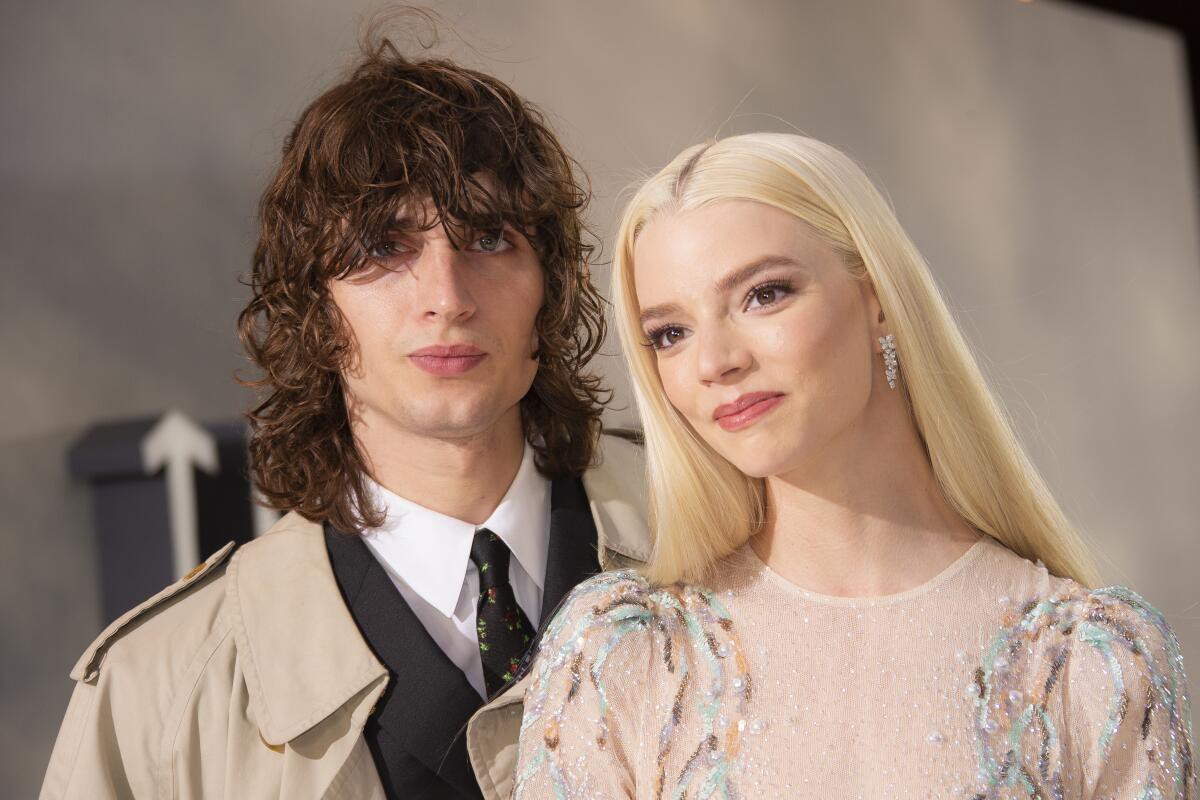 Học bí quyết phối đồ đôi tinh tế của Anya Taylor Joy và Malcolm McRae